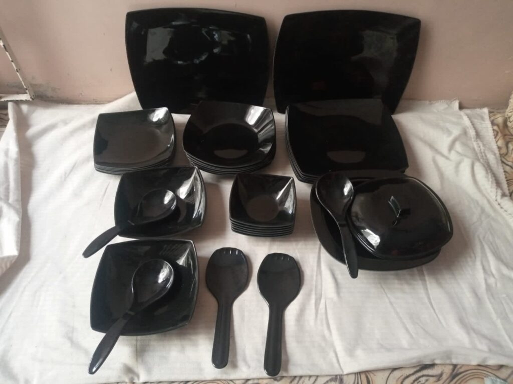 MELAMINE DINNER SET IN BLACK 35 PIECES